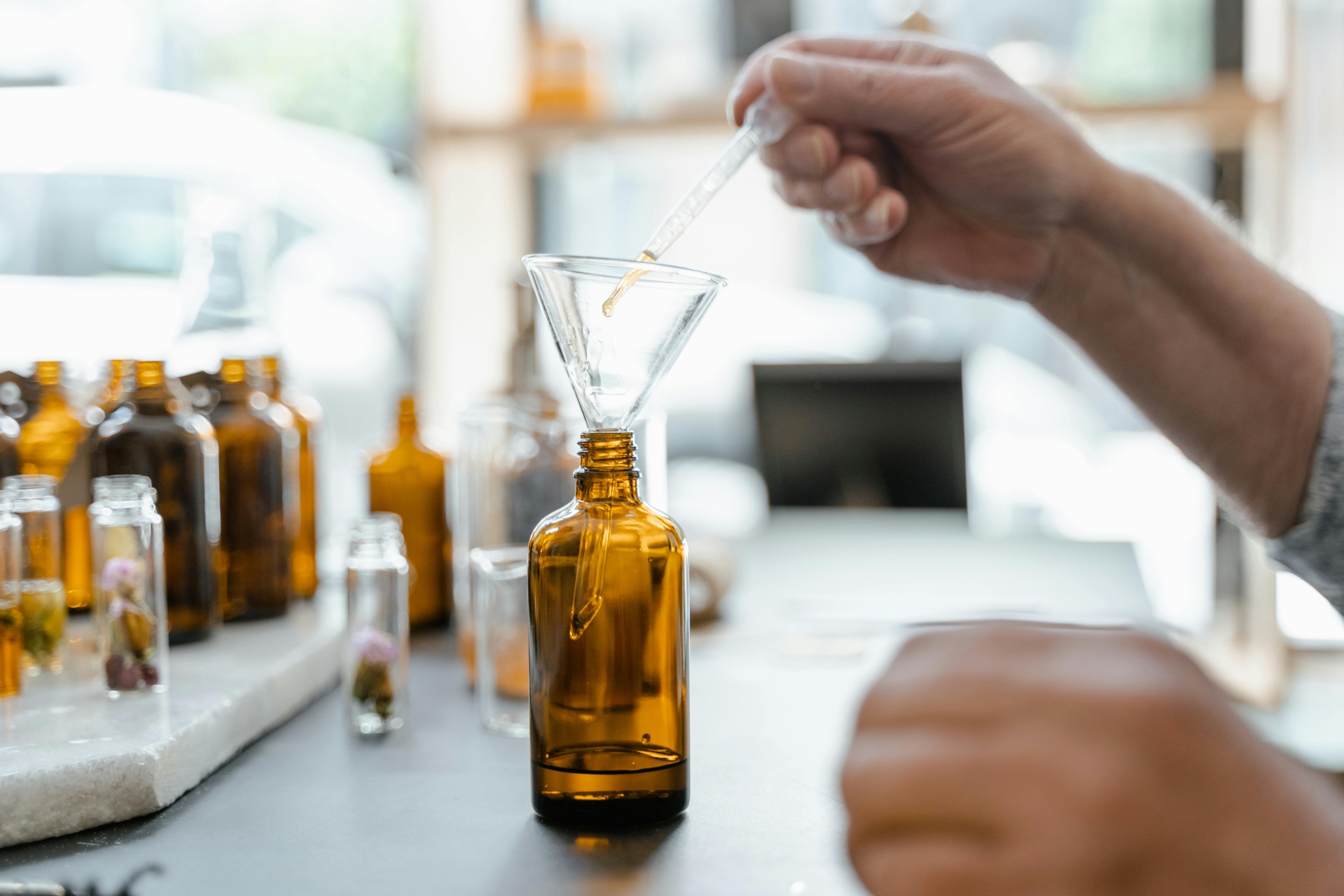 Proses Pembuatan Minyak Atsiri: 4 Metode Beserta Prosesnya - Ramuan Herbal